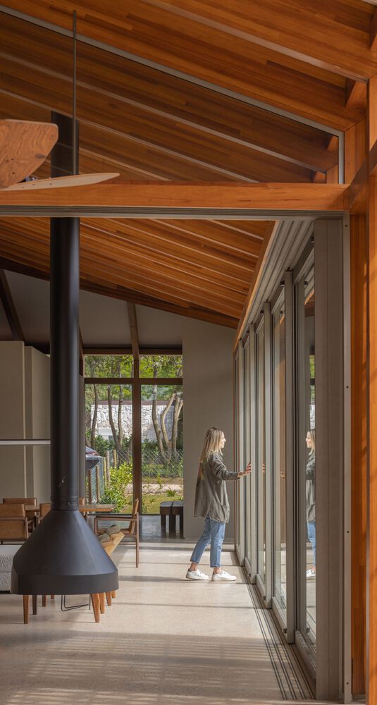 gui mattos highlights open layout and indoor-outdoor design scheme at ...