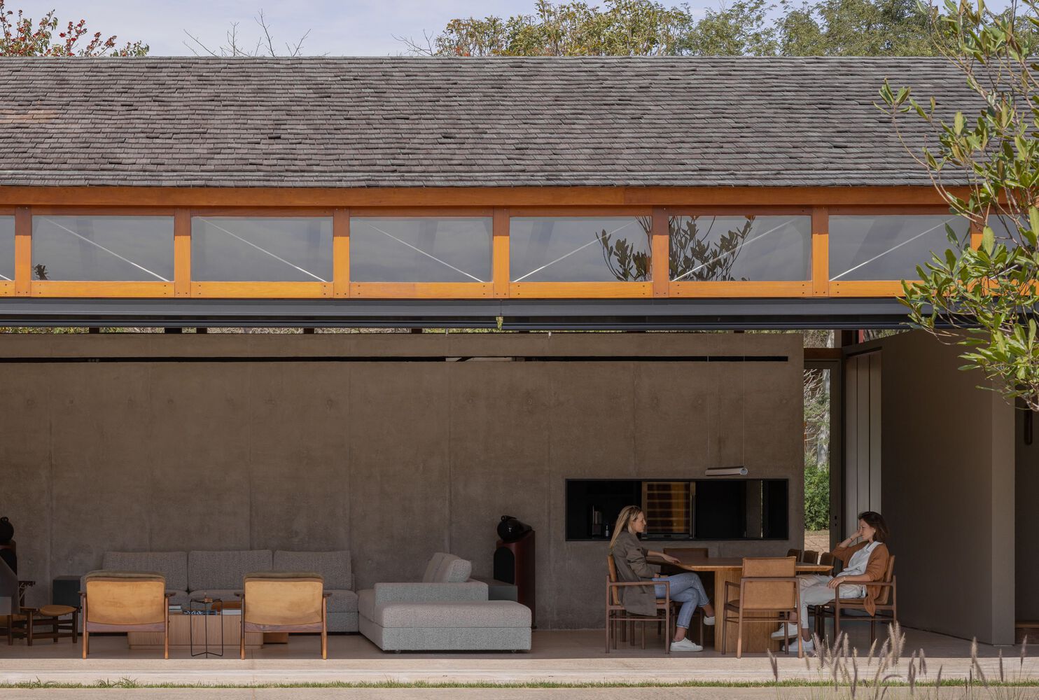 gui mattos highlights open layout and indoor-outdoor design scheme at ...