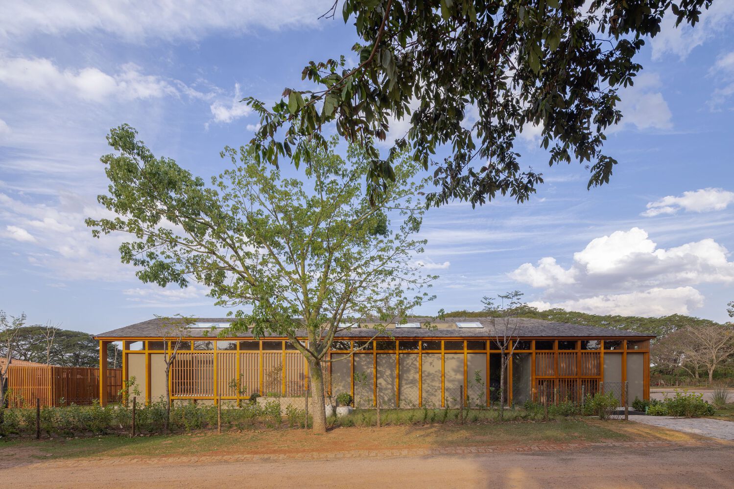 gui mattos highlights open layout and indoor-outdoor design scheme at ...