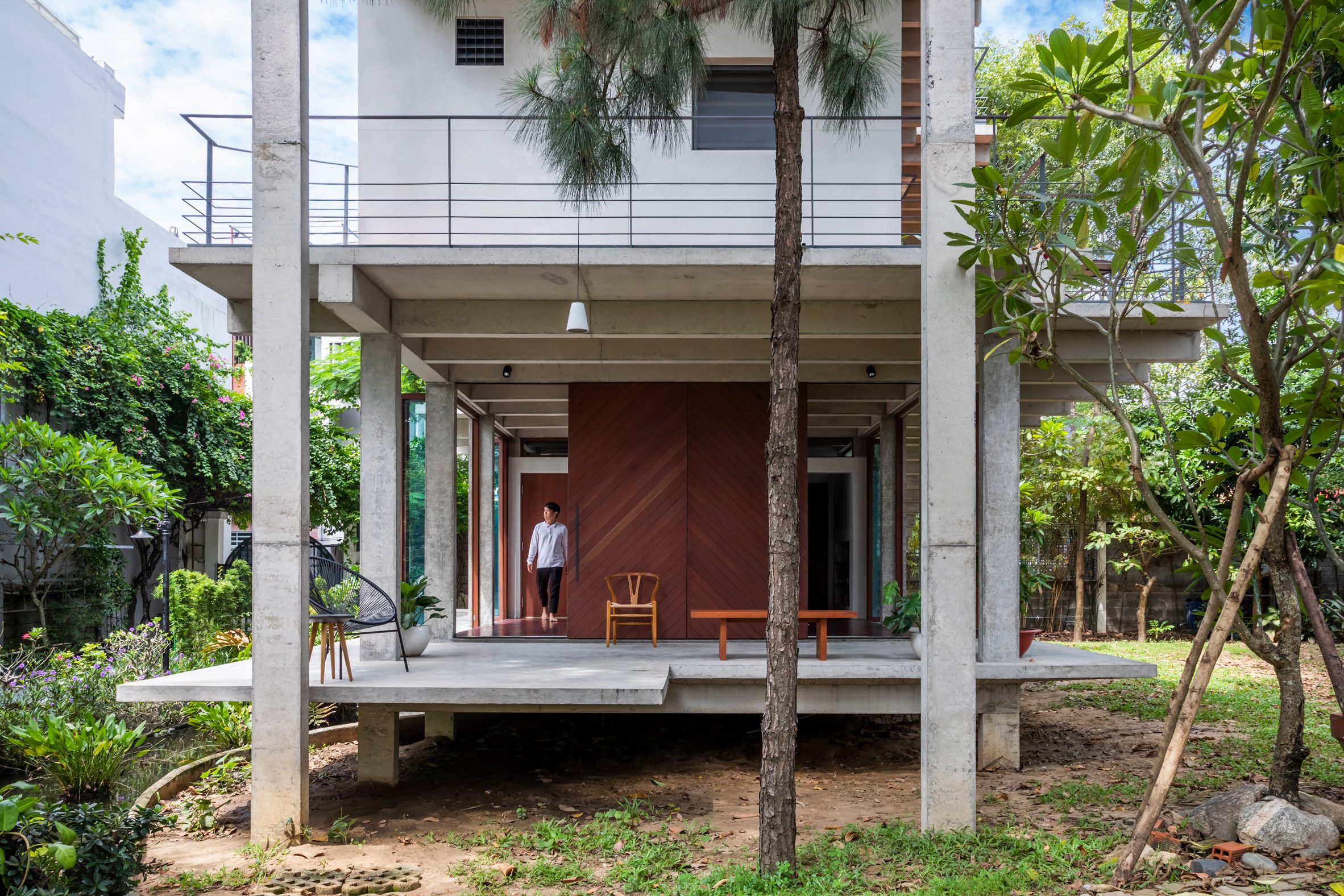 sanuki daisuke architects completed a flood-resilient floating house ...