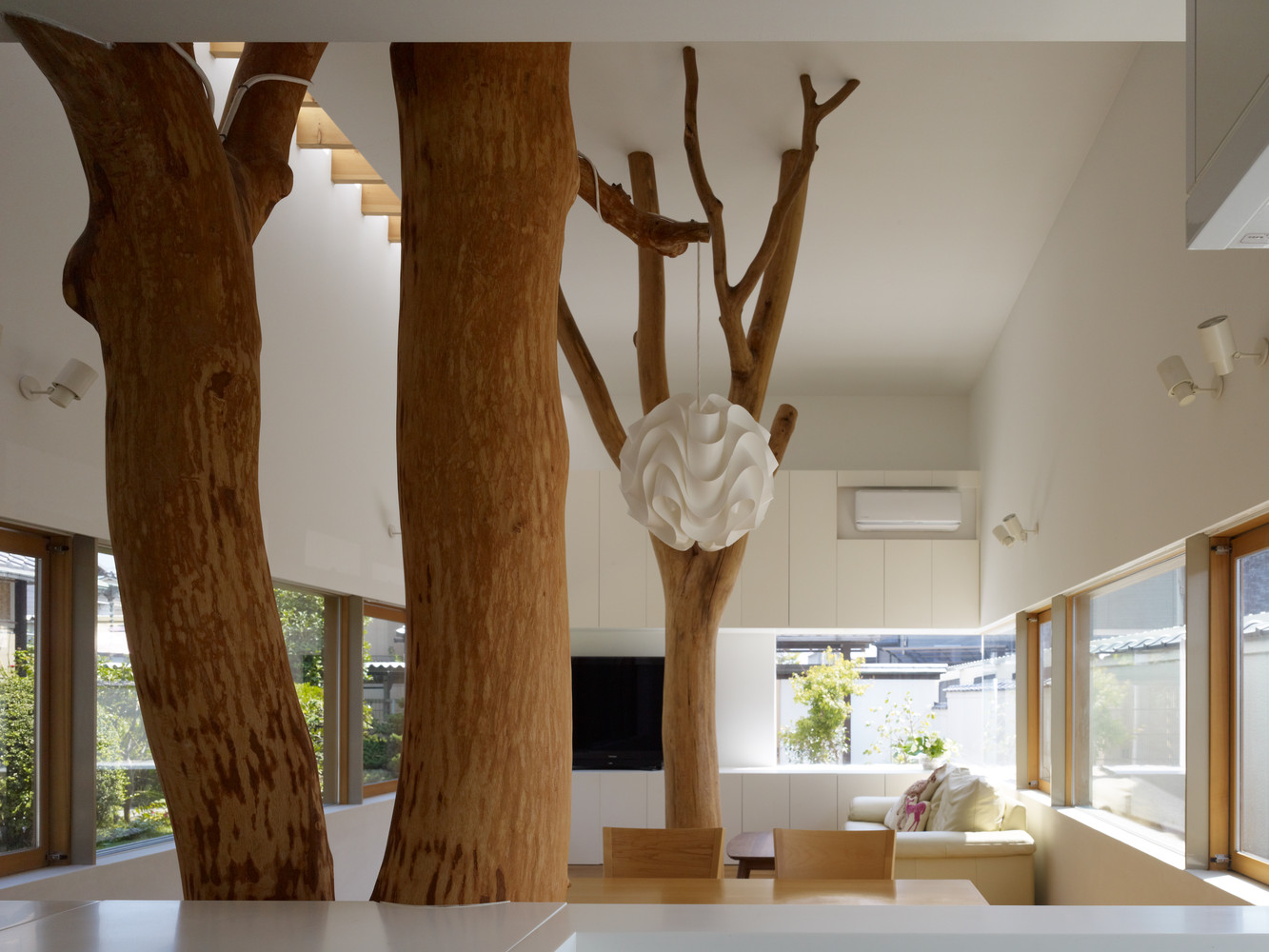 news: 7 contemporary home designs with indoor trees | the design story