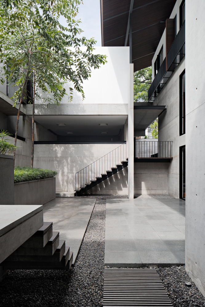 hideout house celebrates indoor-outdoor connection around a shallow ...