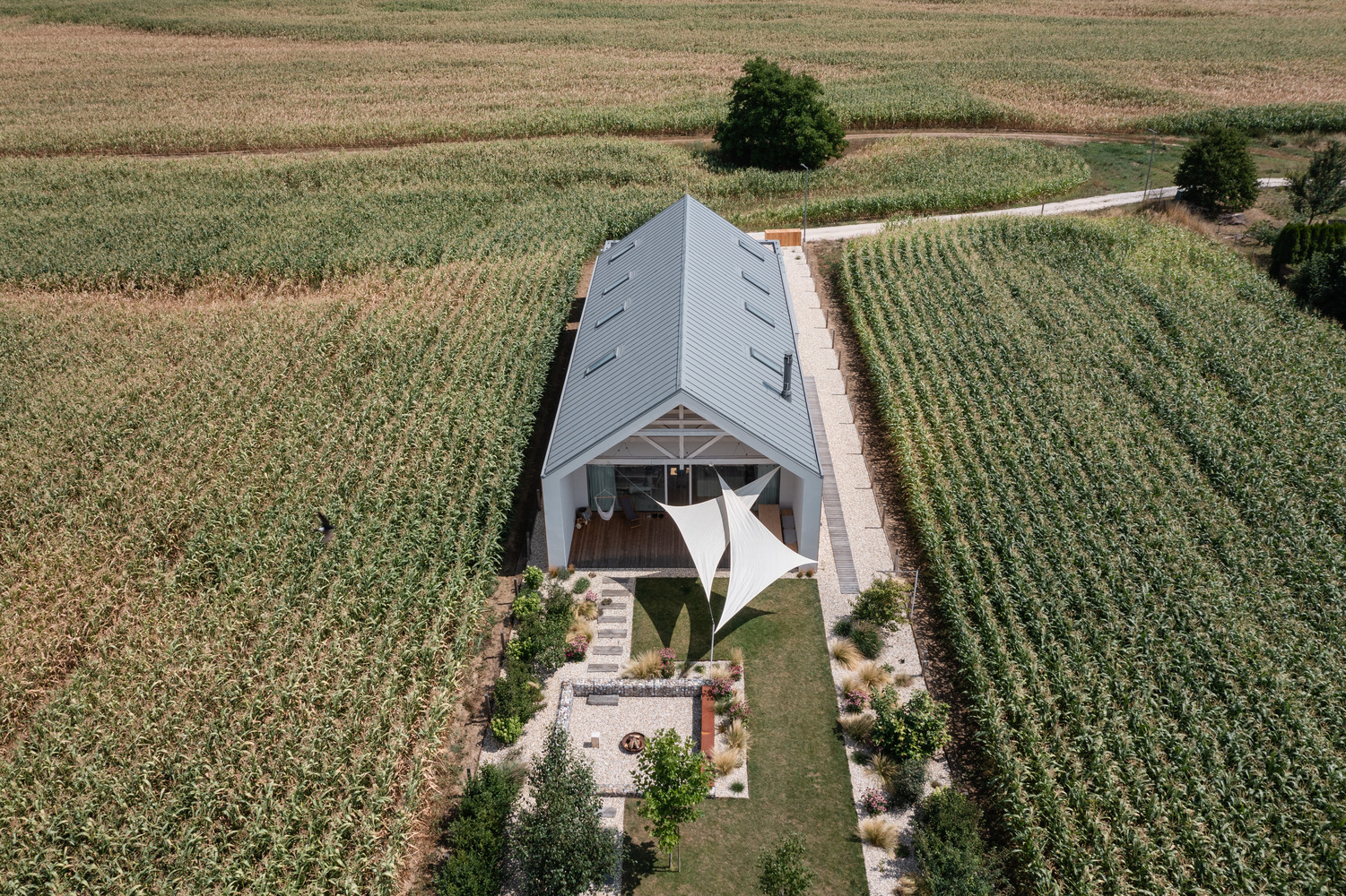 a tranquil house with atelier in white and wood: project by monmar ...