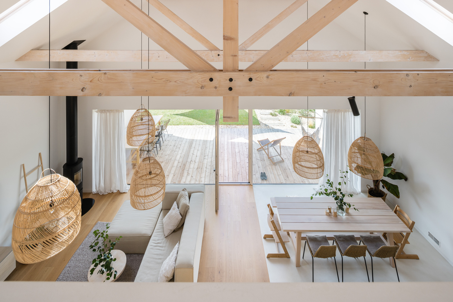 a tranquil house with atelier in white and wood: project by monmar ...