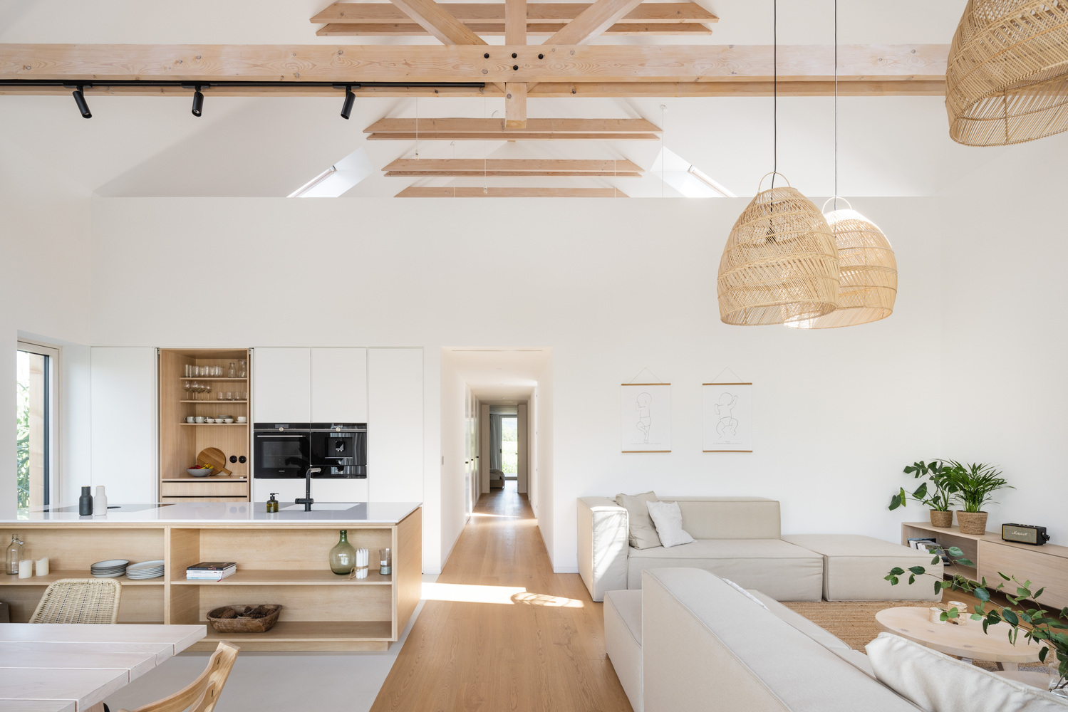 a tranquil house with atelier in white and wood: project by monmar ...