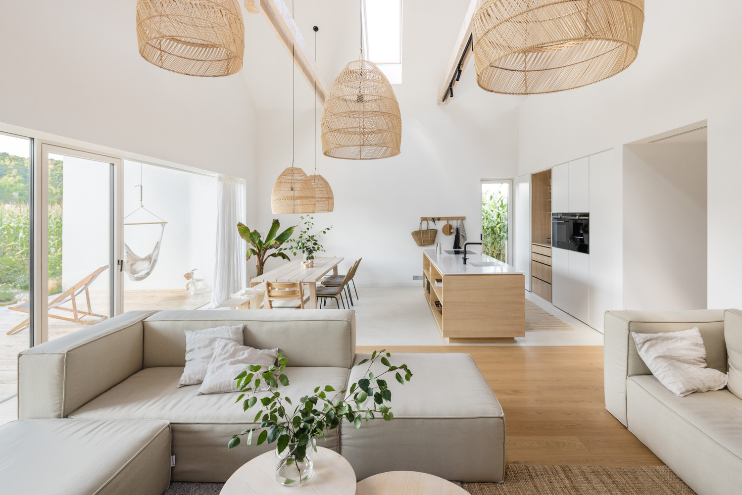 a tranquil house with atelier in white and wood: project by monmar ...