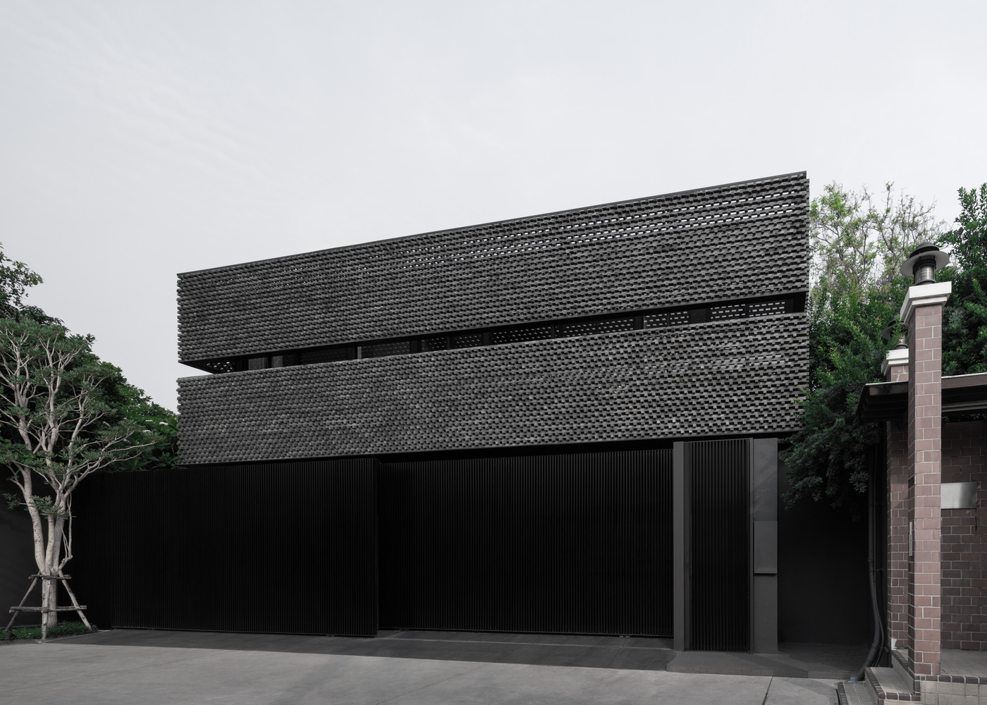 core cluster designs introverted lane house in bangkok as a tranquil ...