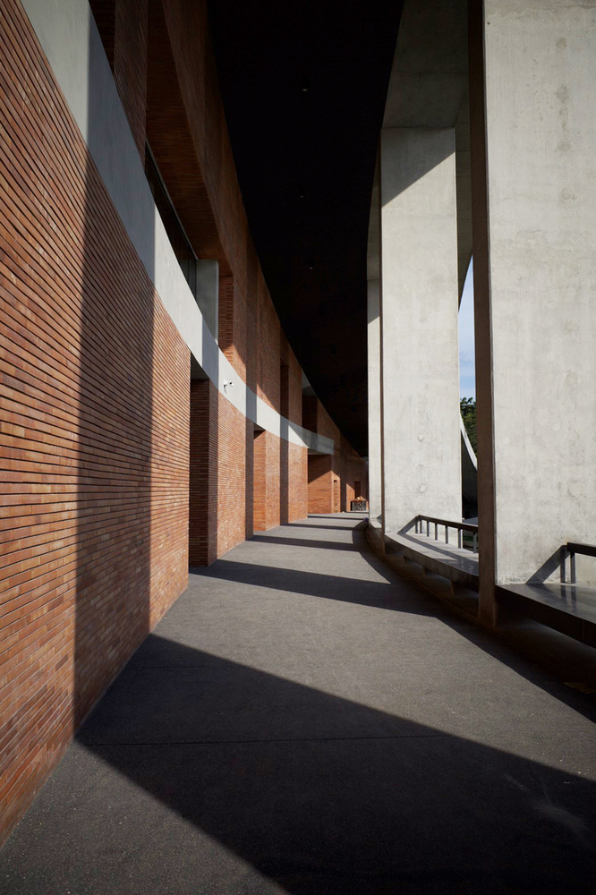 environmentally-friendly puey ungpahakorn centenary hall explores human ...