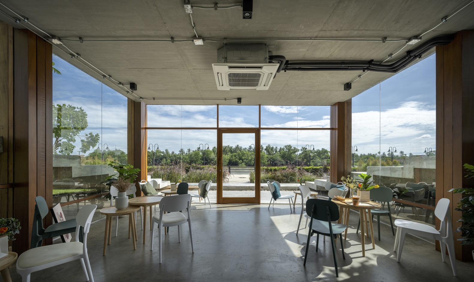 the pomelo amphawa cafe utilizes amphitheater design to capture ...