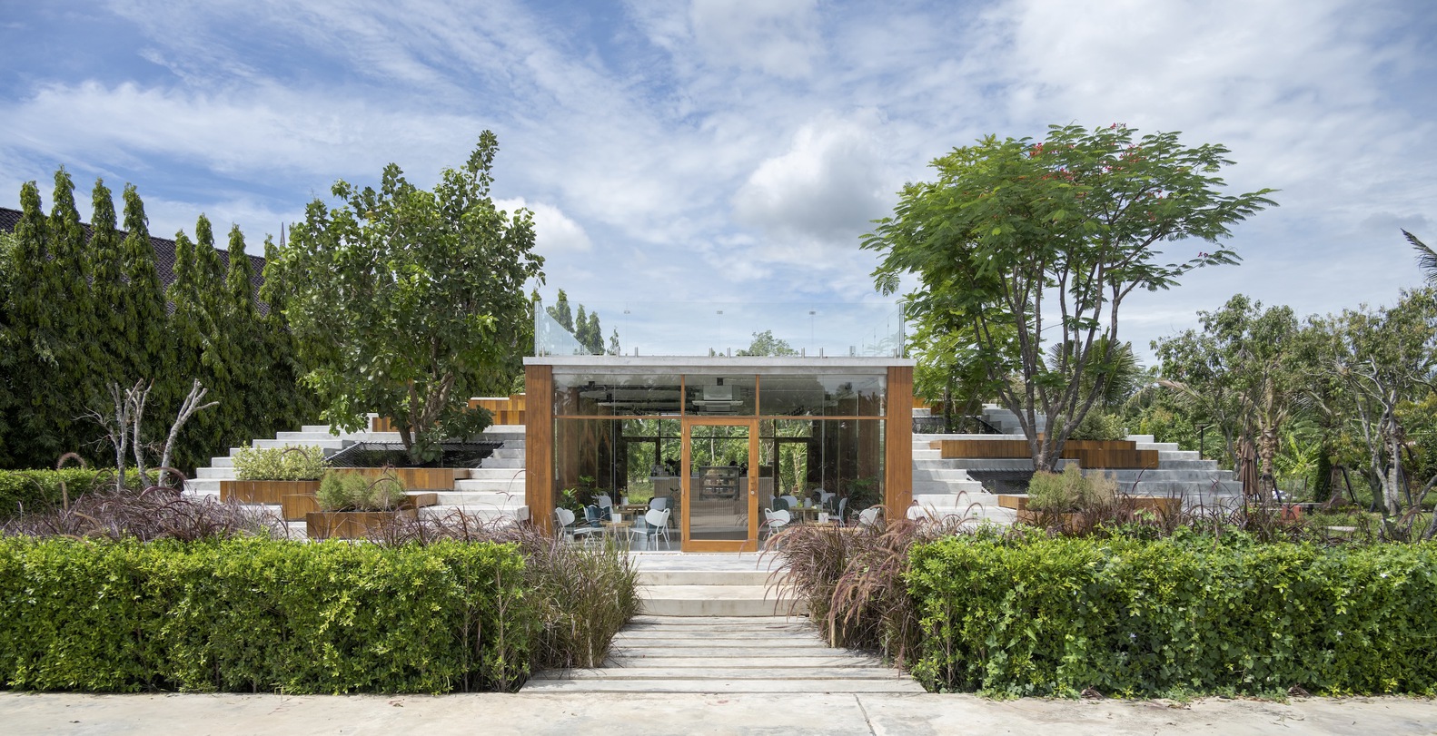 the pomelo amphawa cafe utilizes amphitheater design to capture ...